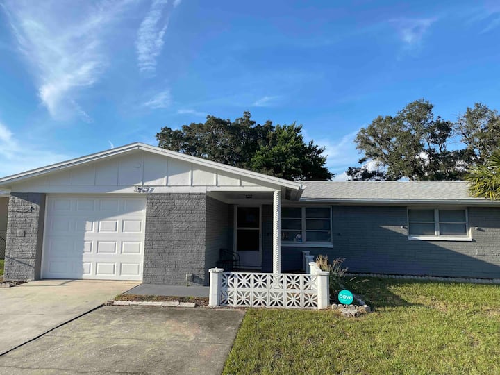 ‘Boho Bungalow’ Holiday Home 2/1.5 Up To 4 Guests - Tarpon Springs, FL