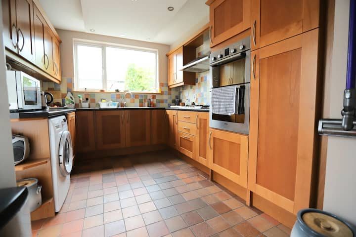 Spacious 3 Bedroom Home With Parking - Dublin