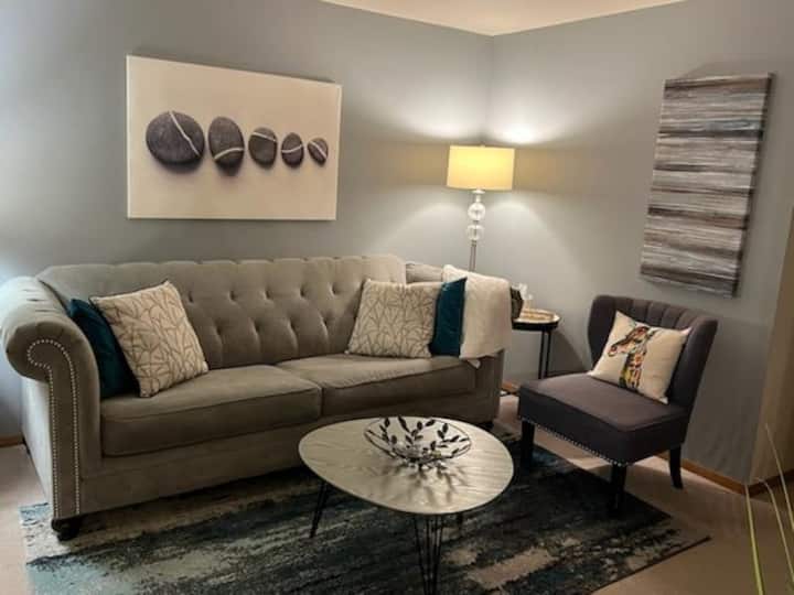 Tempo: Fully Furnished, Apt B Near Hospital - Green Bay, WI