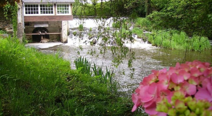 Moulin Avec Salon Sur L'eau , Vue Sur La Cascade - Thiviers