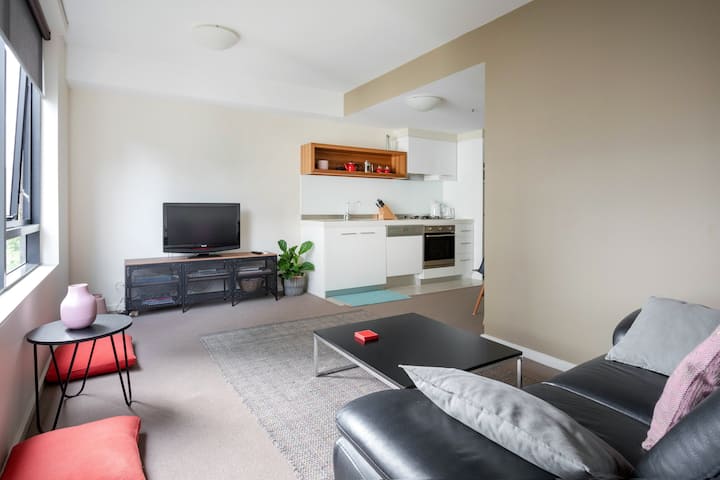 Modern 1br City Apartment Wifi, Pool, Gym, Parking - Melbourne