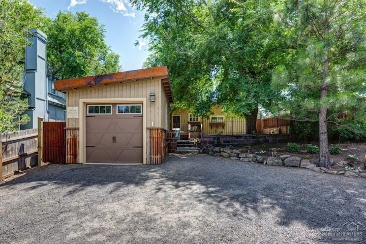 2bd, 2bath Downtown Bungalow W/ Hot Tub, Dogs Ok! - Bend, OR