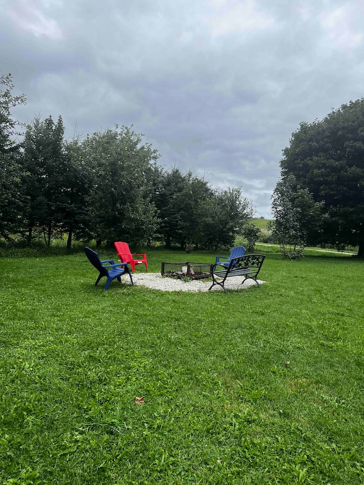 Peaceful Farmhouse With Firepit & Playground - Shelburne