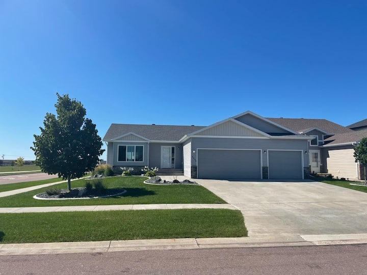 Large 3 Bath Home Near Scheels Arena!
Room For All - Fargo, ND
