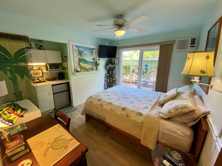 Maui Meadows Bed & Breakfast Queen - Maui, HI