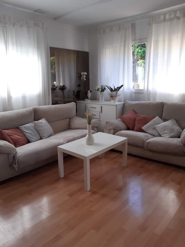 Chalet Con Vistas A La Montaña Y Con Piscina Privada, Ideal Familias. - Martorell