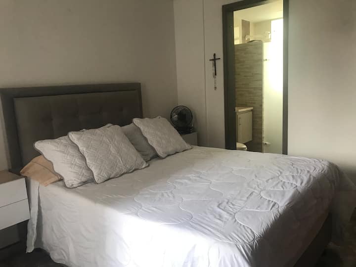 Habitación Grande Con Baño Y Balcón Privado - Colombia