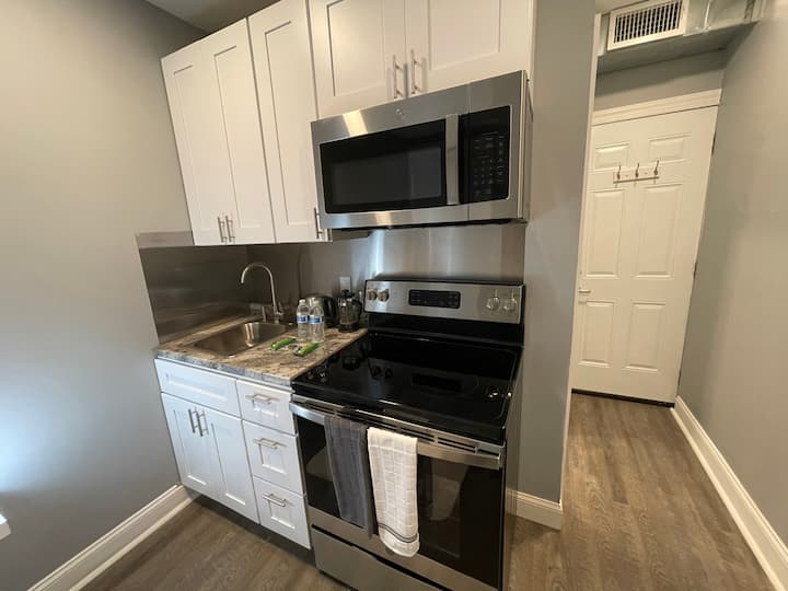 New Chestnut Hill Tiny 2ndfl Studio Apt #6 W/ktchn - Bucks County, PA