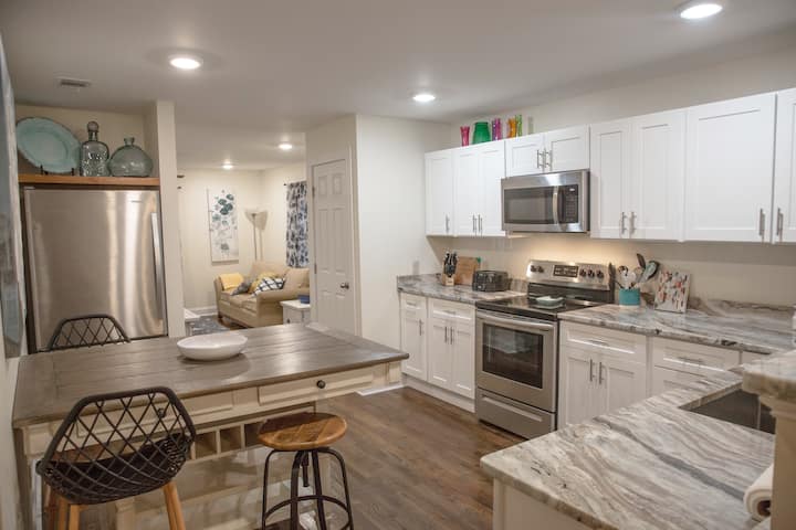 Spacious Bungalow 2 Miles To Forsyth Park, Safe - Savannah, GA