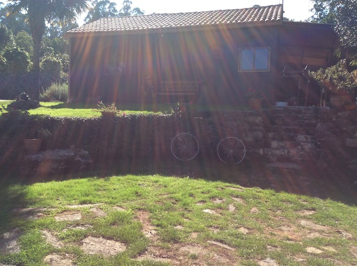 Casa De Madera Con Caballo En Costa Da Morte - Carballo
