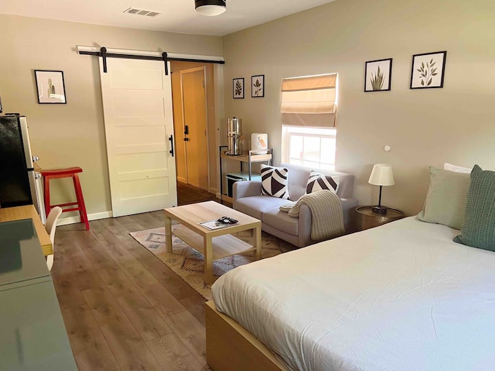The Georgian | Spacious Studio W/ Private Entrance - Austin, TX