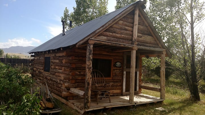 Beautiful Rustic Log Cabin - Wyoming
