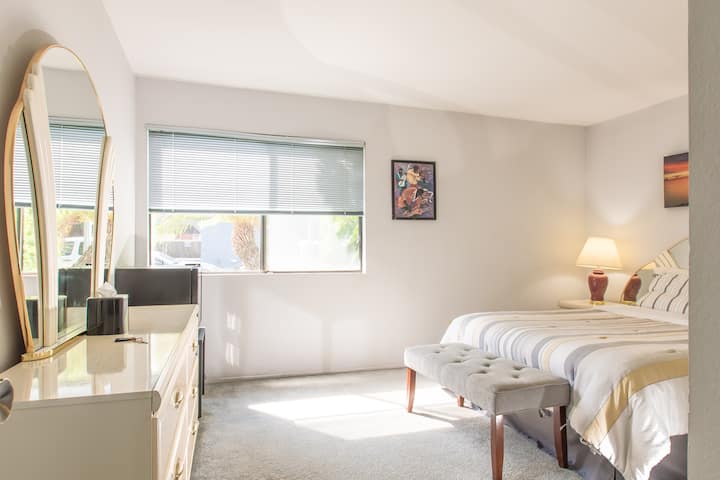 *Guest Suite (Entire 1st Fl.) In Modern Townhouse* - Los Ángeles, CA