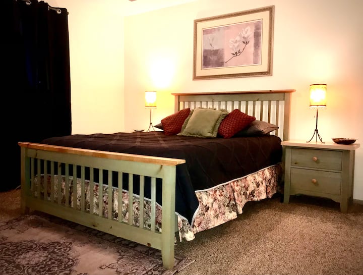 Rocket Town Inn - Master Br - Queen Bed - United States