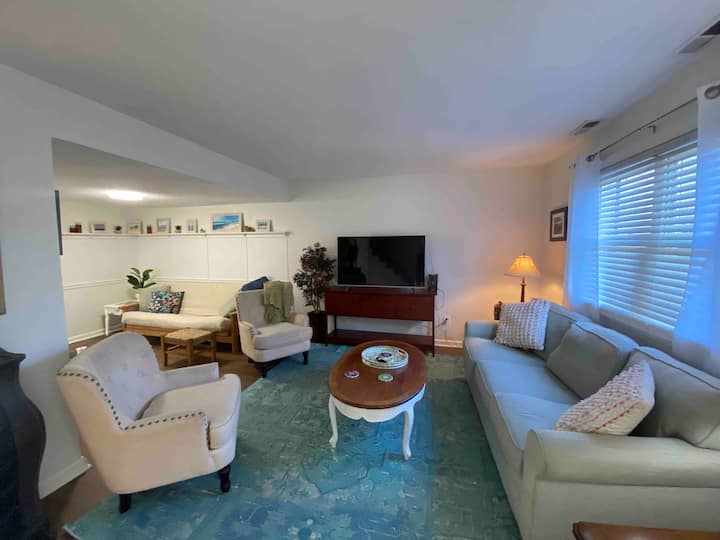 Beachy And Chic 3 Bedroom Townhome Near Towncenter - Virginia Beach