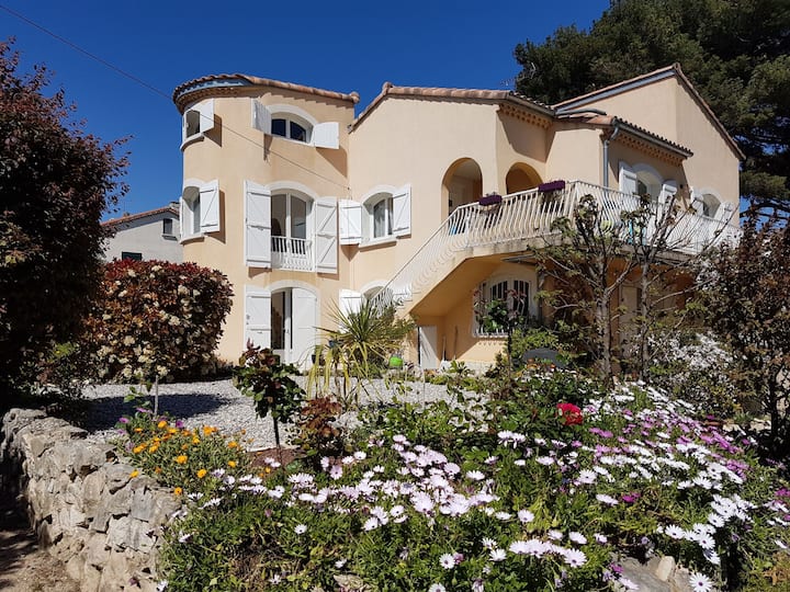 Joli T3/4 Vue Mer 1er éTage De Villa 6 P Max - Marseille