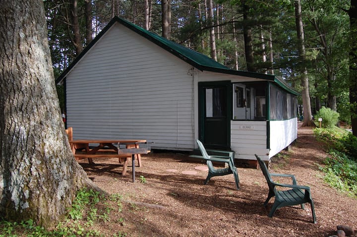 2 Br Elms Waterfront Cottages - Corinth, NY
