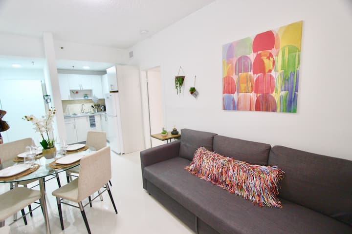 Beautiful Apartment Footsteps From The Beach - Miami Beach, FL