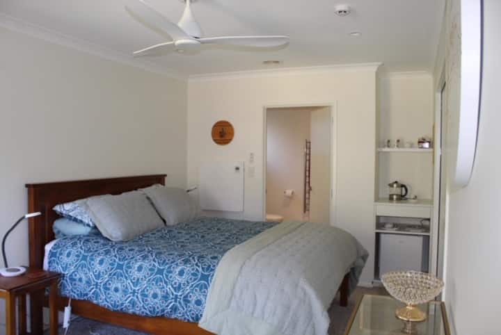 Cherry Tree House - Seclusion By The River - New Plymouth