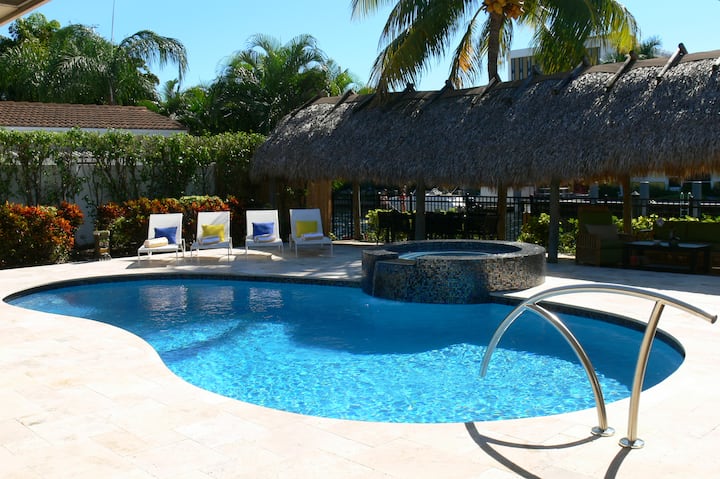 Villa Bliss Waterfront Heated Pool & Jacuzzi Home - Fort Lauderdale, FL