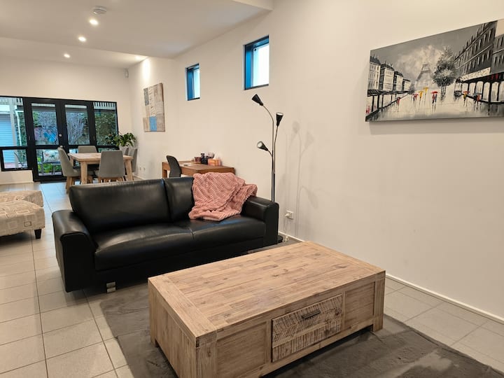Charming 3br House In Superb Location With Carpark - Adelaide