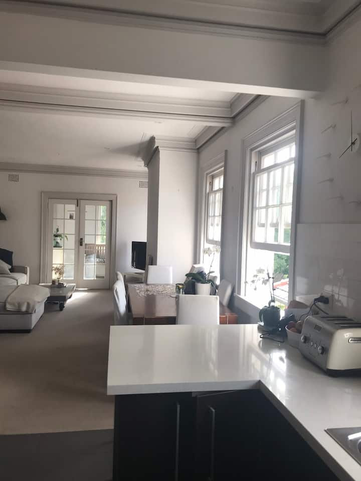 Spacious Top Floor Sun Drenched Apartment - Bondi Beach