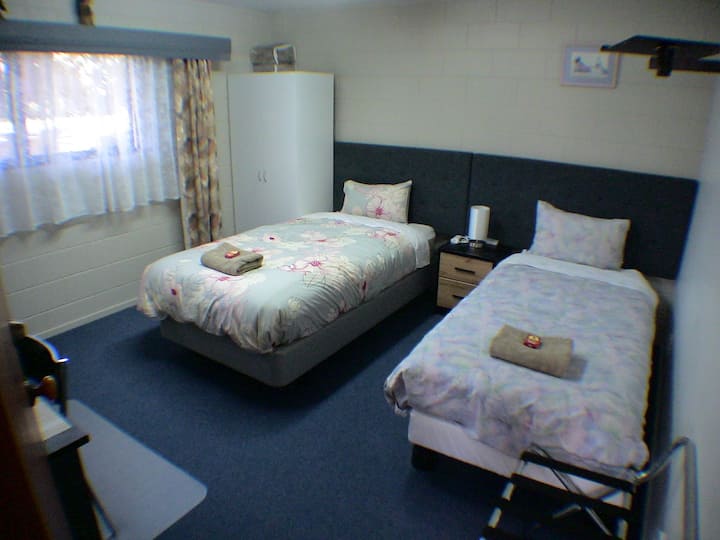 Two Birds Lodge - Come Up North And Slow Down ;-) - Ruakākā