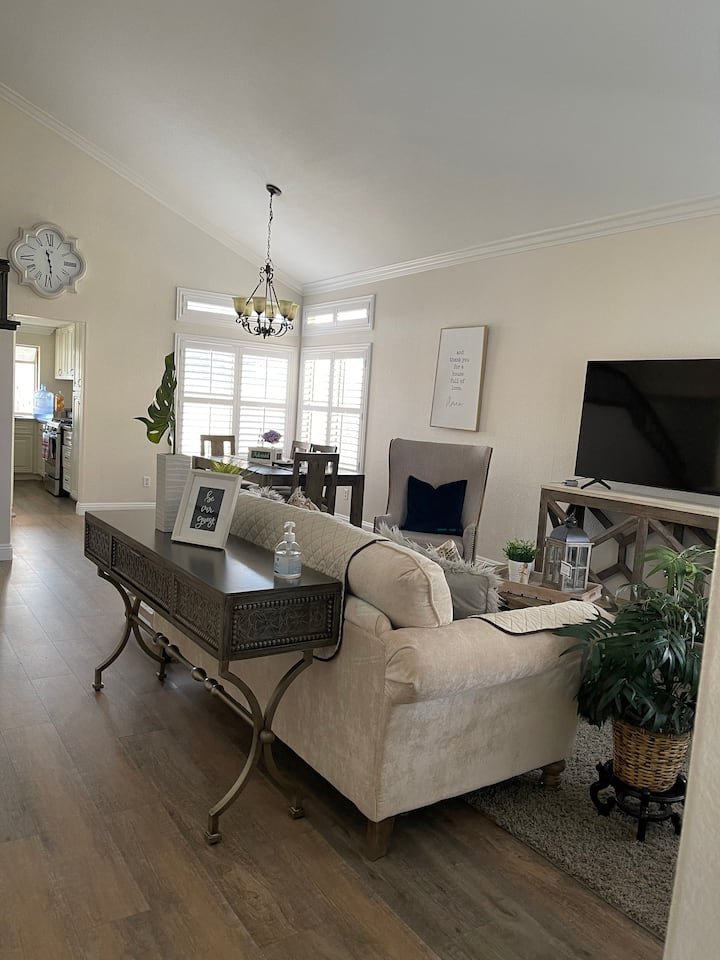 A Quiet Cozy Getaway With Covered Patio & Pool - Victorville, CA