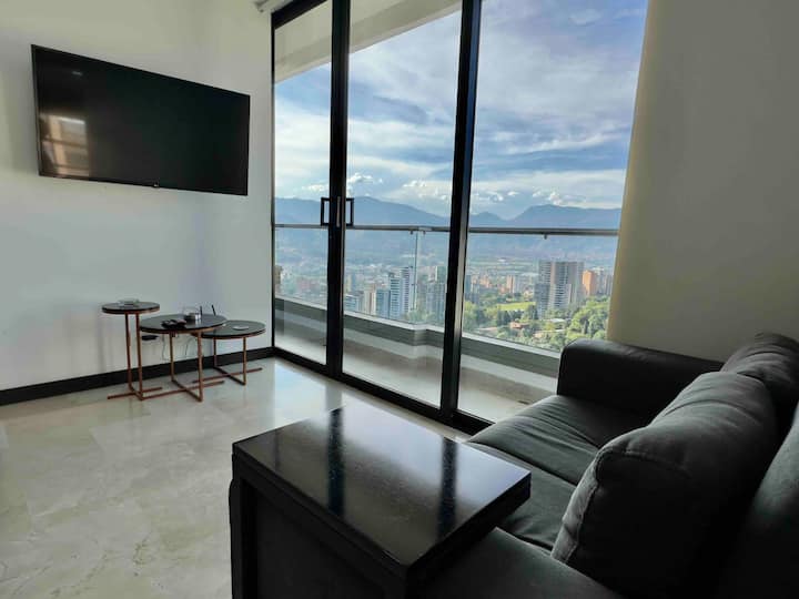 2002 Con Vista, Piscina Y Amplitud En El Poblado - Medellín