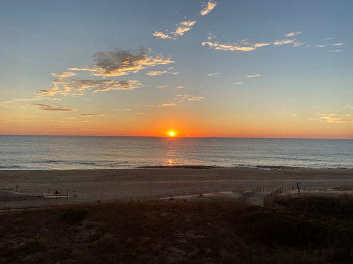 Oceanfront Condo W/ Balcony + Beach Access - Ocean City, MD