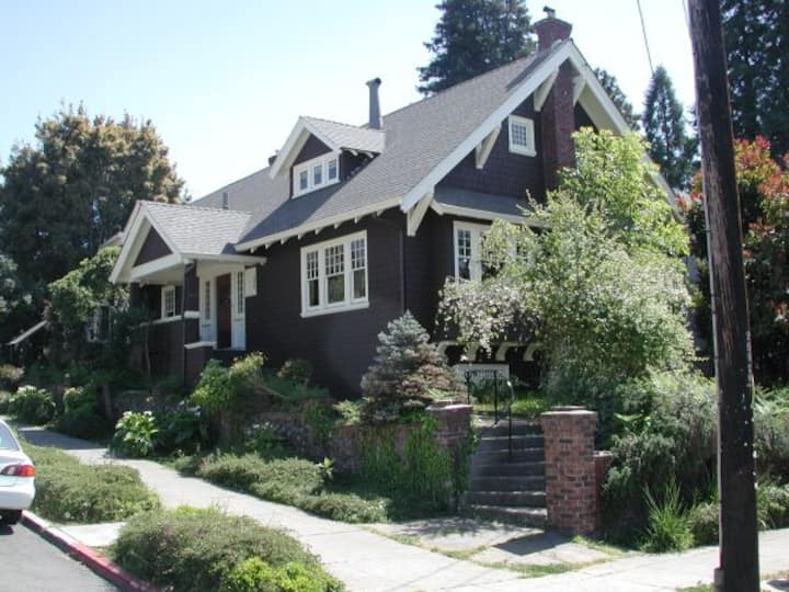 Lovely 2 Plus Br Home W/garden - Oakland, CA