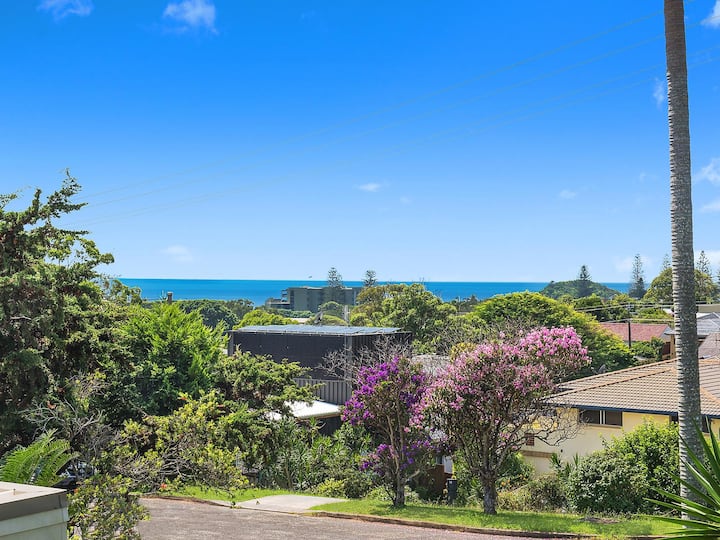 Hillside Holiday House With Ocean Views & Breezes. - Lake Cathie