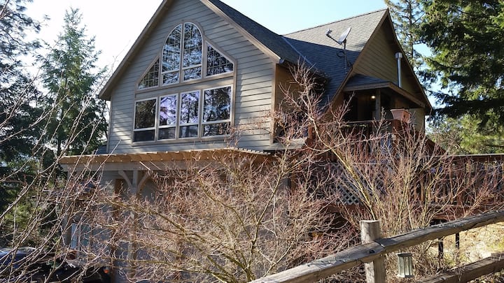 Great Location To I-5 And City!   King Bed! - Grants Pass, OR