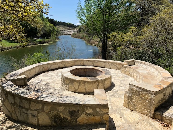Hill Country Cabin Sleeps Up To 12 On 100 Acres - Boerne, TX
