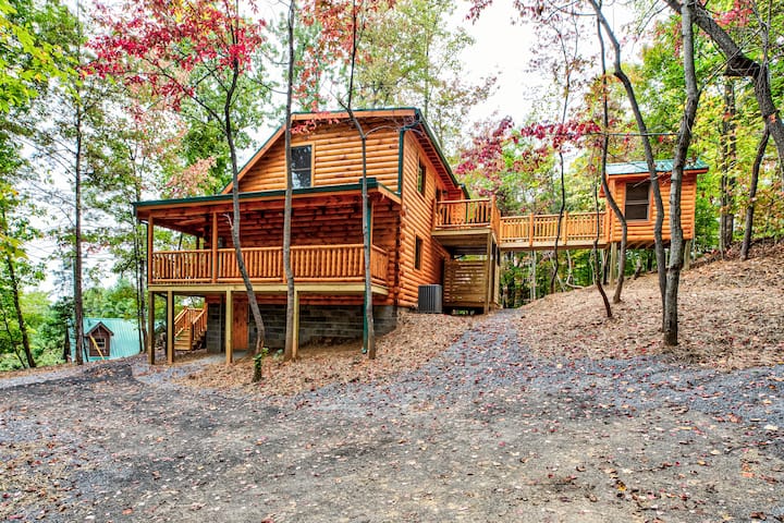 This Cozy Cabin Has Its Own Treehouse! Sleeps 6 - Gatlinburg, TN
