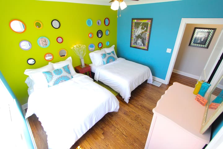 FUNky *MuSiC-ThEmEd FUNhouse_Close to BROADWAY - Houses for Rent in ...