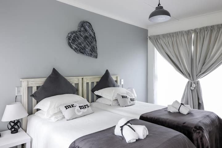 Standard Room Two Single Beds @ George Lodge - Victoria Bay