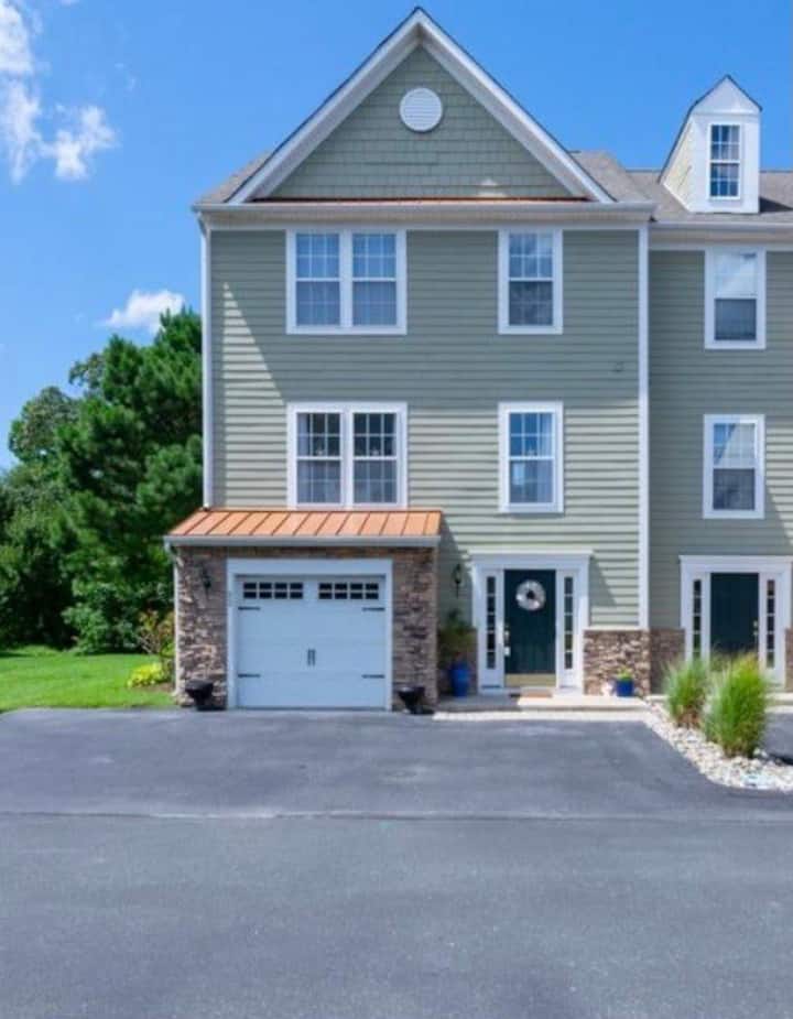 Spacious Townhome, Close To The Beach! - Delaware