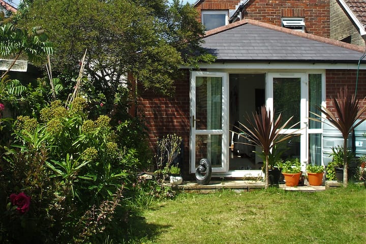 Family Home In Gurnard Village With Ferry Vouchers - Carisbrooke Castle