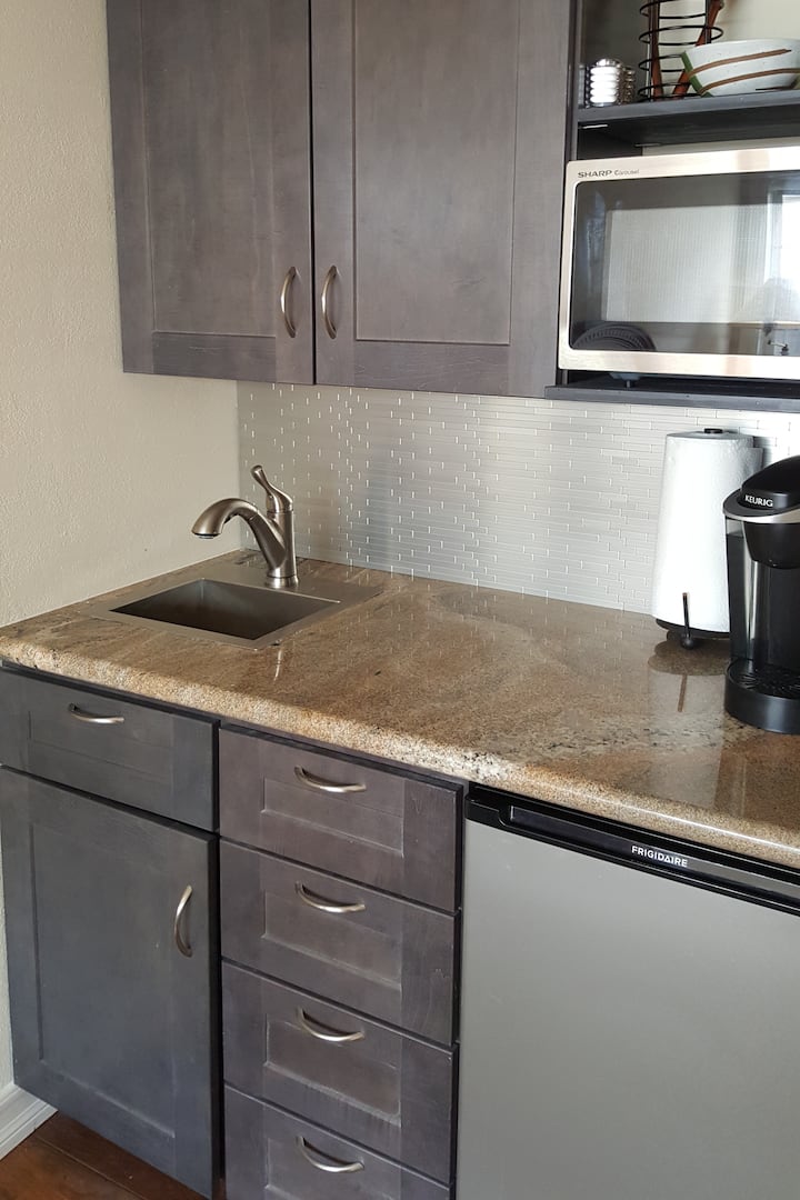 Beach House - Private Studio With Kitchenette - Costa Mesa, CA