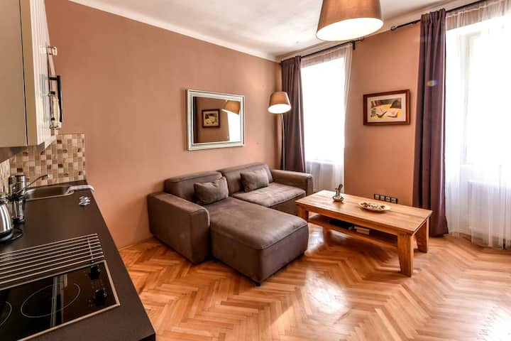 Comfortable & Roomy 2 Bdr Flat, Close To Riverside - Prague