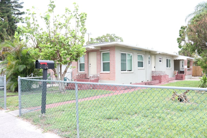 Private A 2br/kithen/laundry/parking - Hollywood, FL