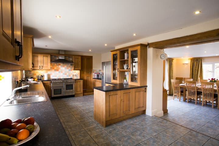 Large Farmhouse 8 Bedrooms/bath Coastal Location - Wales