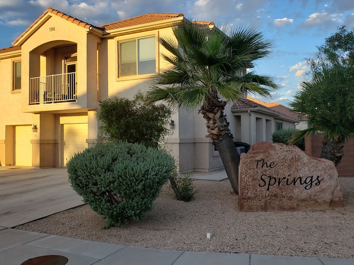 Beautiful Condo W/game Room Swimming Pool & More! - Mesquite, NV