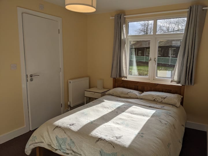 The Snug With Wood Fired Hot Tub. 4-5 People - Bromsgrove