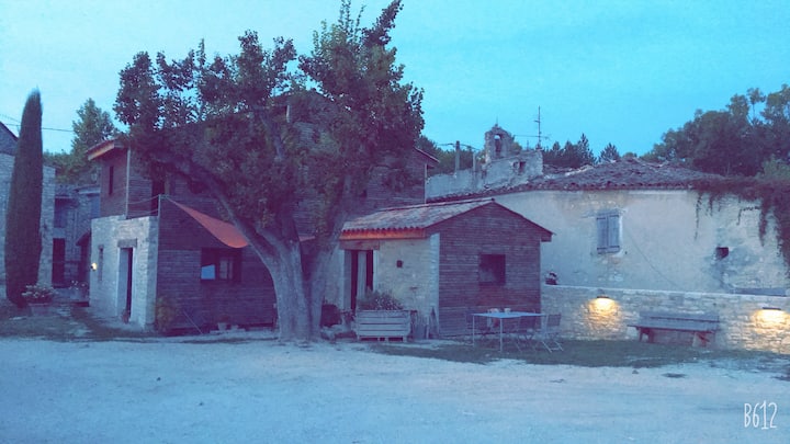 Une Maison En Bois Dans Le Luberon - Rustrel