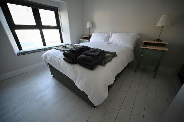 Cosy Townhouse With Home Office - Westport