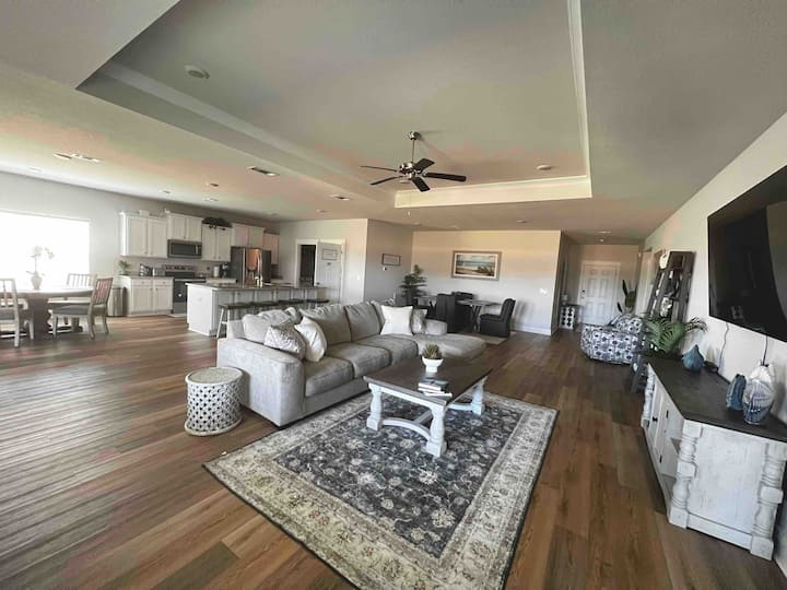 New~4bdr Home~15 Minutes Navarre Beach, Pool - Navarre Beach, FL