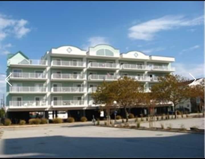 Beautiful Spacious Oceanblock  Condo - Ocean City