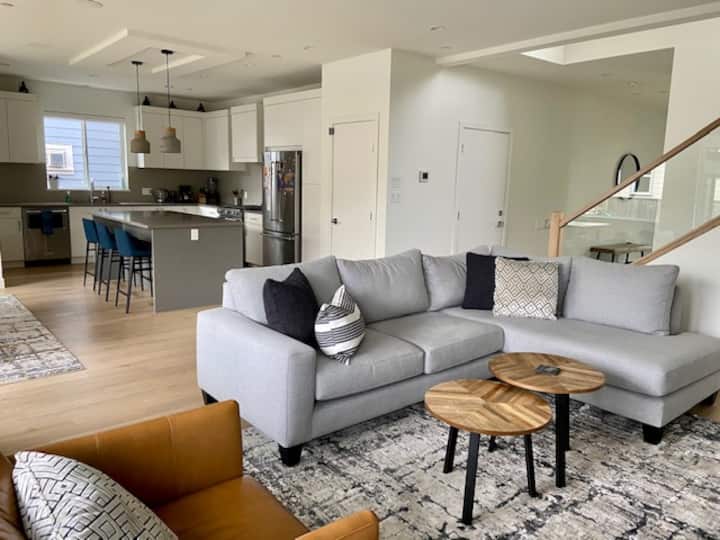 Beautiful Modern Home W/ Hot Tub & Views - Squamish
